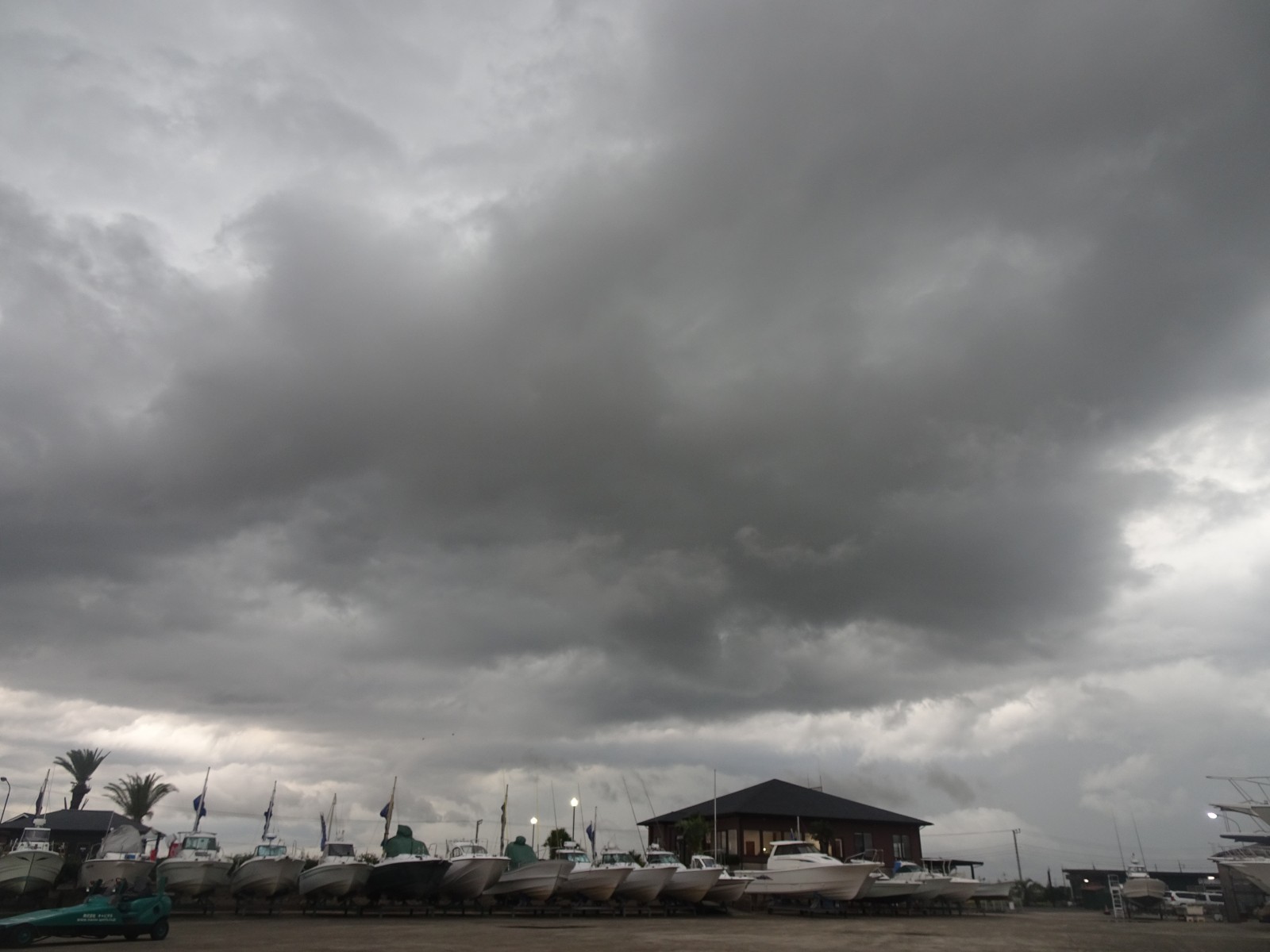 お天気は今日まで ( ノω-、） | キャピタルマリーナ